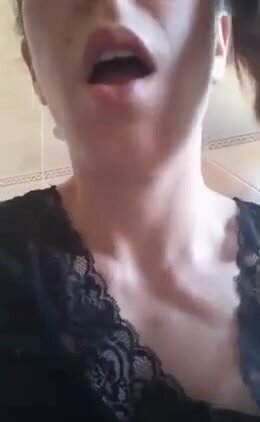 Mia moglie registra un video mentre si masturba per me - AmaPorn