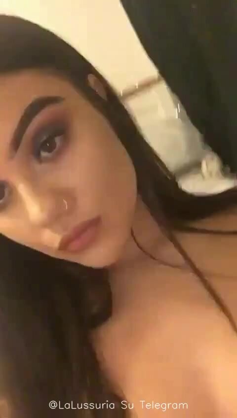 TEEN ECCITATA SI MASTURBA CON UN PENNARELLO - AmaPorn