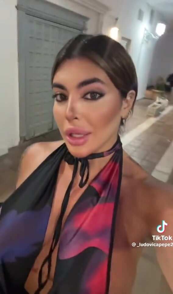 Puttana Di Tiktok Cammina Con Le Poppe Enormi Amaporn