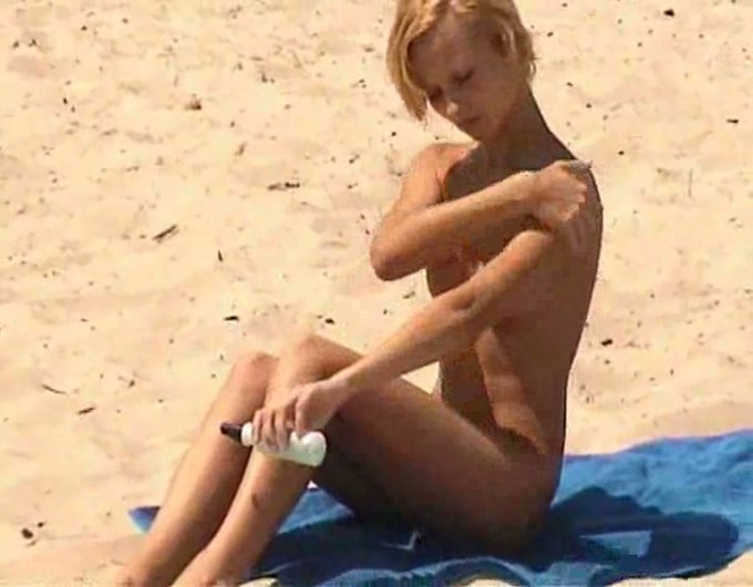 Bella Gnocca Bionda Nuda In Riva Al Fiume Amaporn