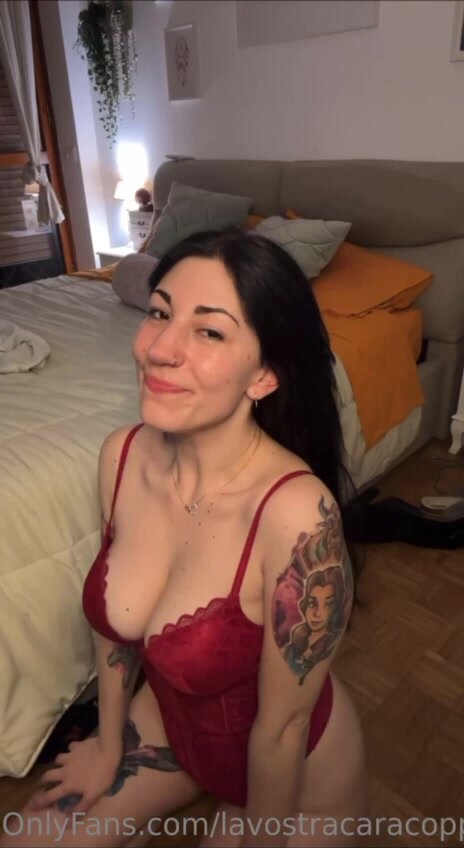 Fidanzata Italiana attende gli schizzi di sborra - AmaPorn