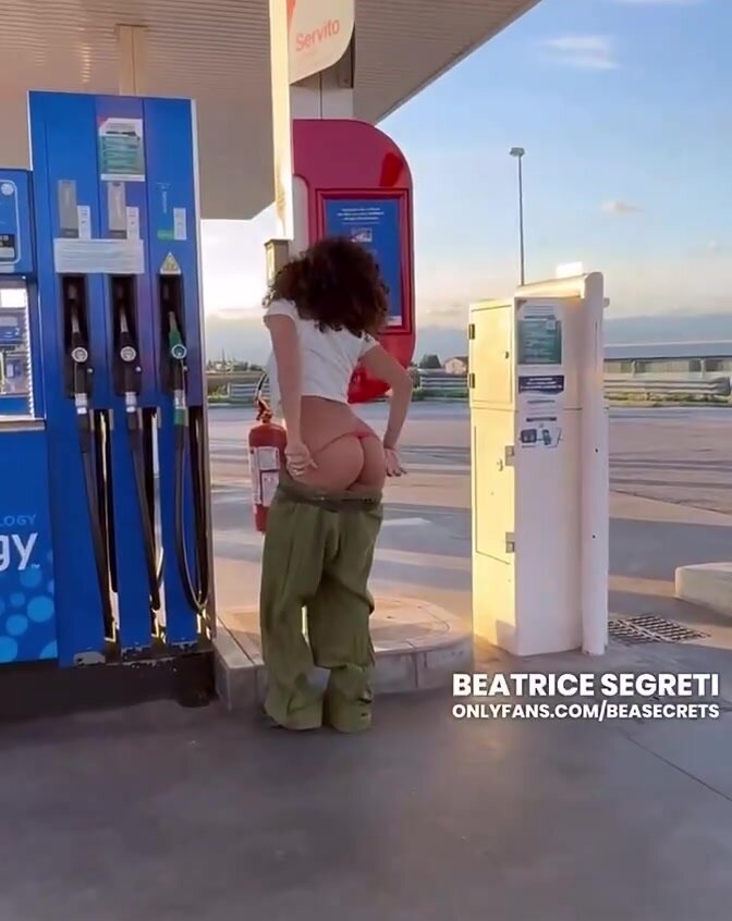 Bea Esce Il Culo Alla Pompa Di Benzina Amaporn
