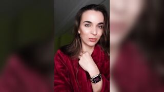 Dice tante porcate e si masturba in video chiamata col porco - AmaPorn