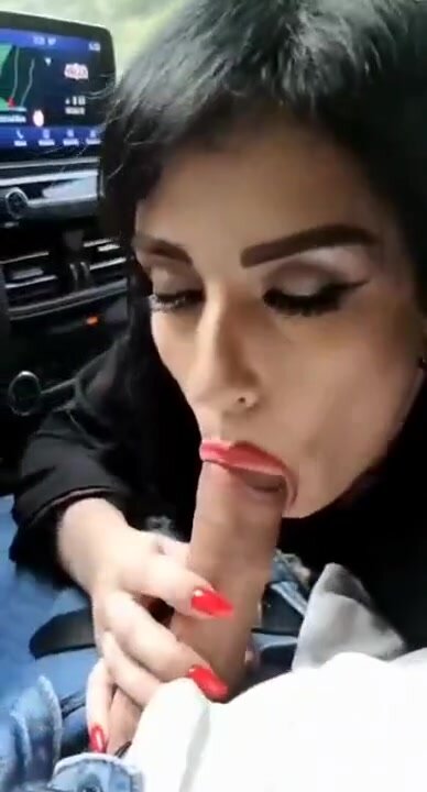 In auto la mia zoccola che lo succhia - AmaPorn